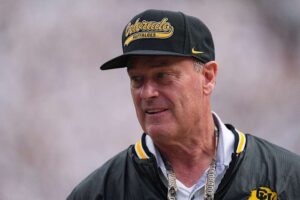 Colorado AD Rick George, die Deion Sanders inhuurde, treedt aan het ...